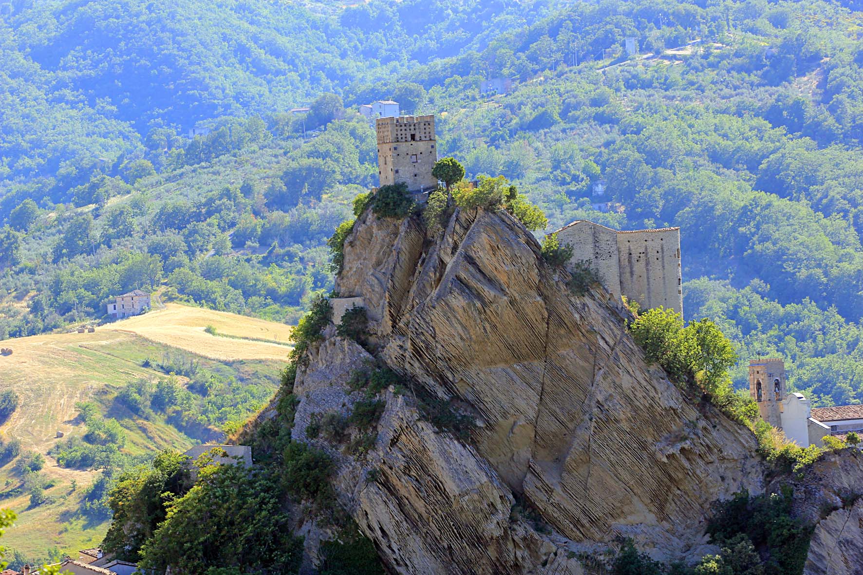 Abruzzo: Roccascalegna Castle - Secret World